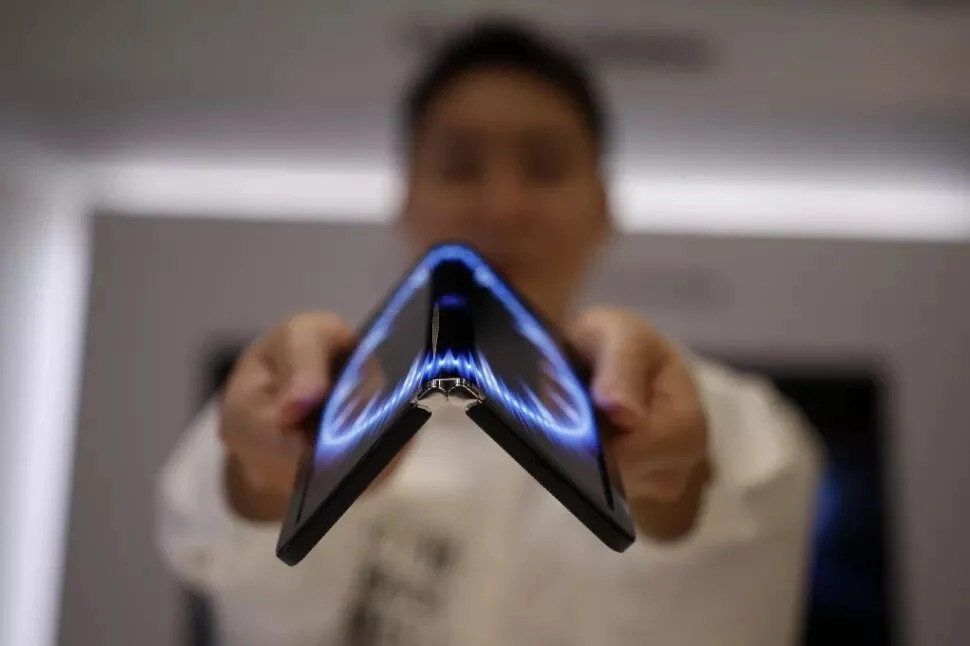 Foldable Smartphones Soon Unfold 360-degrees